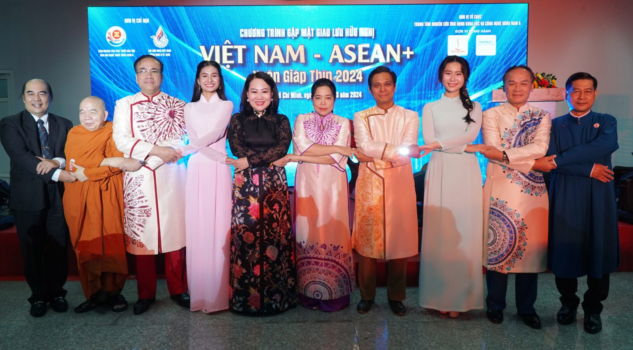 When ASEAN Consuls Wear Traditional Vietnamese Ao Dai and Join Hands ...